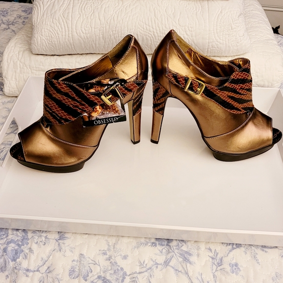 Dereon | Shoes | Dereon Platform Bootie Heels Beyonce Obsessed Bronze ...